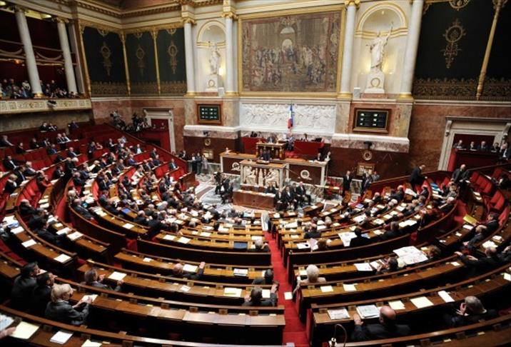 French government wins crucial vote of confidence