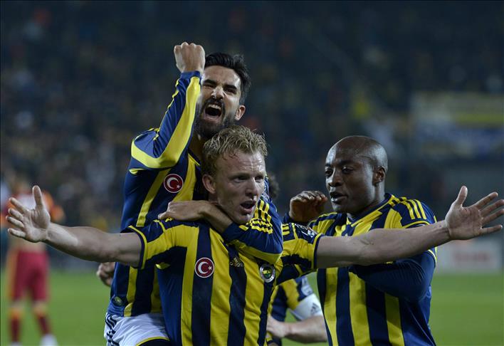 Football: Fenerbahce win Turkish el clasico