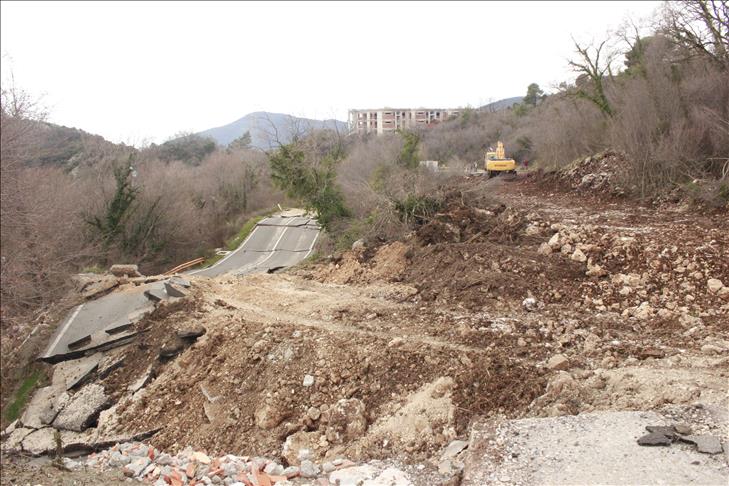 Falling boulder kills 7 at China mountain resort