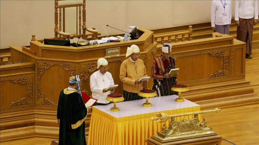 Myanmar’s 1st civilian president in decades sworn in