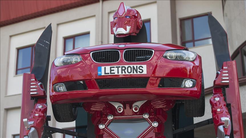 Auto koji se pretvara u robota koji pleše i govori