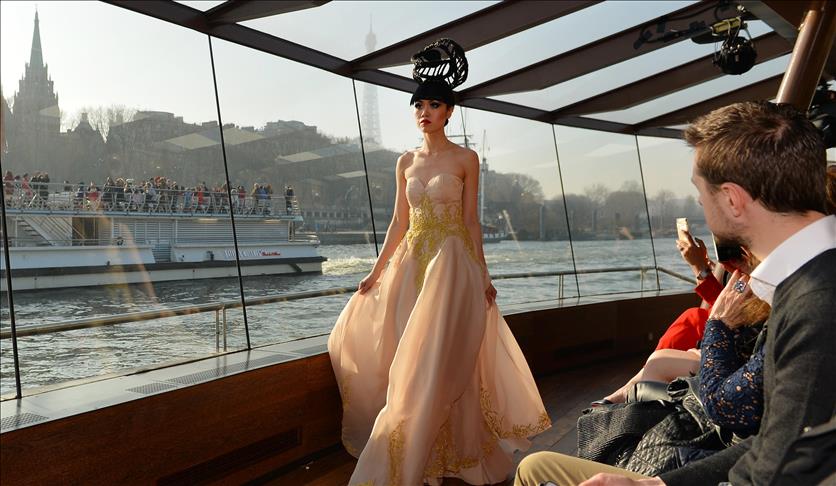 Pariz: Spektakularna modna revija na Seni