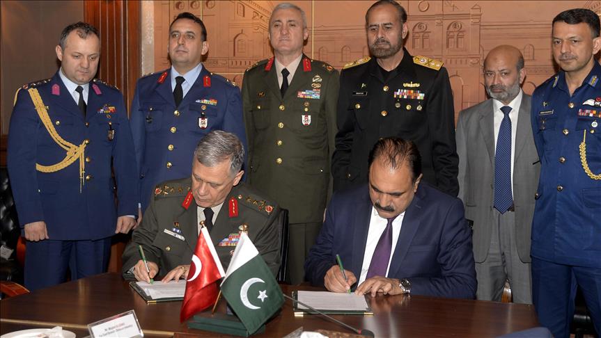 Turkish, Pakistani generals look to boost military ties