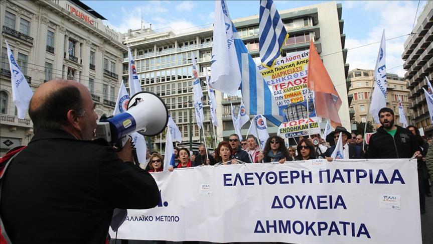 Greece falls back into recession