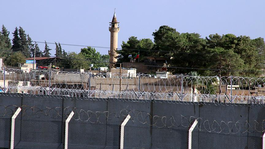 Tel Abyad'a terör örgütünün bez parçaları asıldı