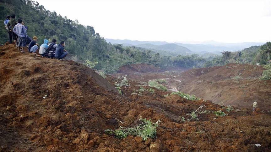 Puncak Pass longsor hingga 150 meter