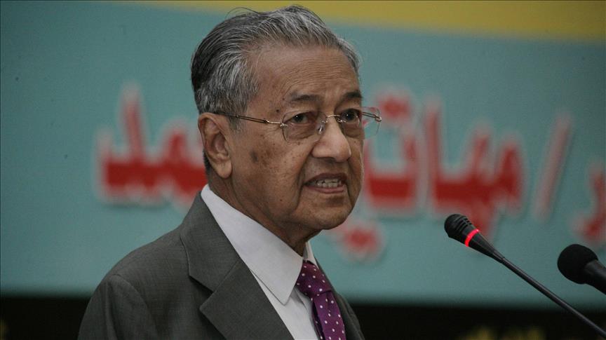 Malaysia: Former premier declares election victory