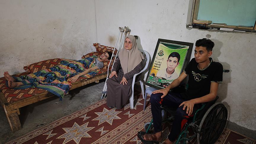 Храбра Палестинка се грижи за четворицата ранети синови