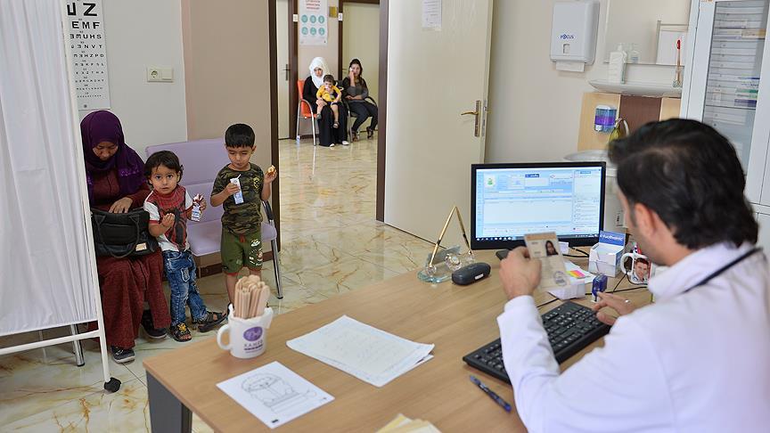 Syrian refugee doctors serve fellow refugees in Turkey