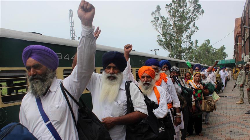 Pakistan hosts thousands on 1st Sikh guru’s anniversary