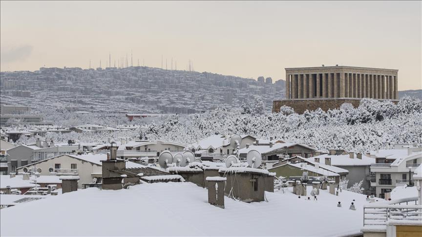 Heavy snow shuts schools, highways across Turkey