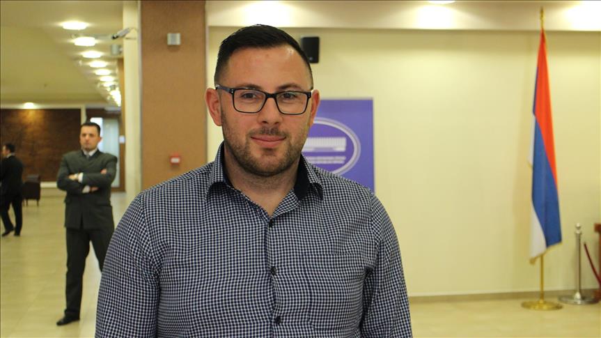 Duško Tadić o inicijativi za besplatne udžbenike: Obezbjediti djeci ...