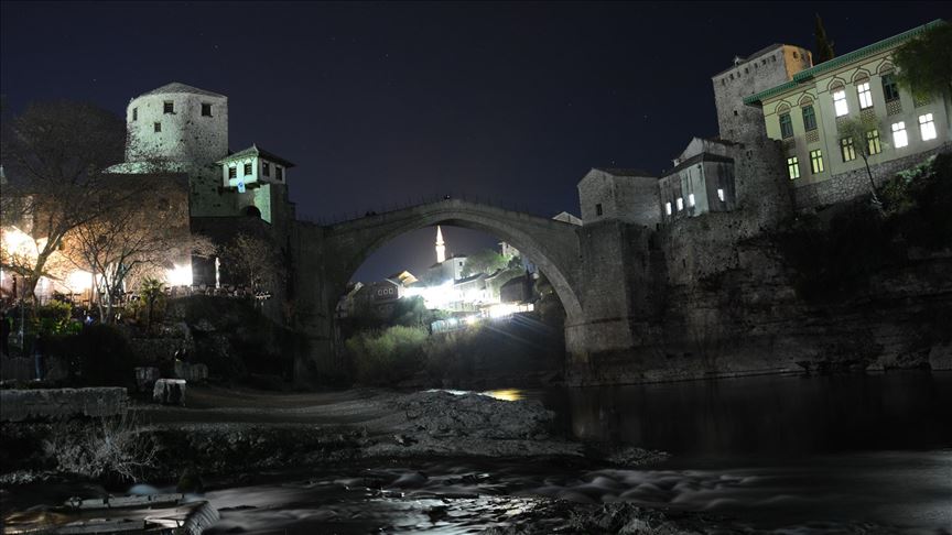 Stari most u Mostaru na sat vremena utonuo u mrak za spas planete zemlje