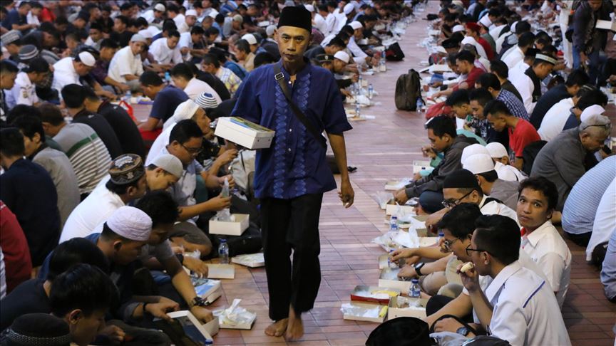 Muslimanët në Indonezi shijojnë iftarin e parë