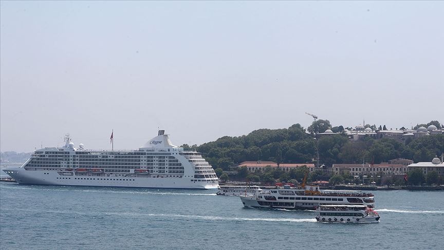 Dev yolcu gemisi Sarayburnu'na demirledi