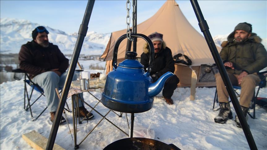 Li Tunceliyê xwezahezan li ser 1,5 mêtro berfê kamp kirin