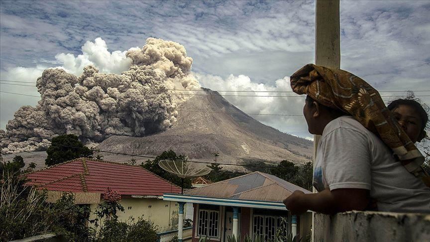 Sinabung luncurkan awan panas selama 190 detik