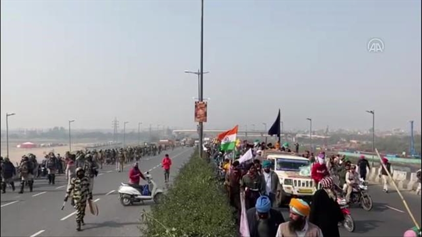 India: Protest turns violent as farmers storm Red Fort