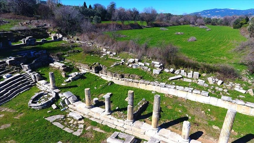 Turkey: 2,050-year-old columns rise again in sanctuary