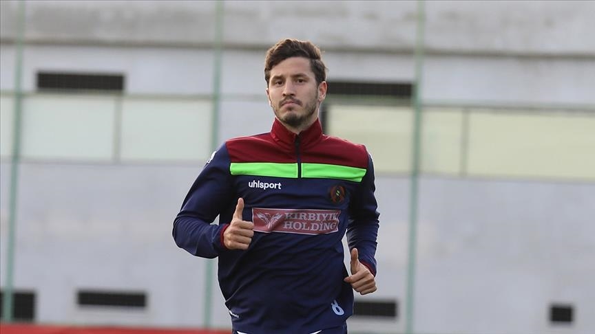 Besiktas sign Turkish midfielder Salih Ucan