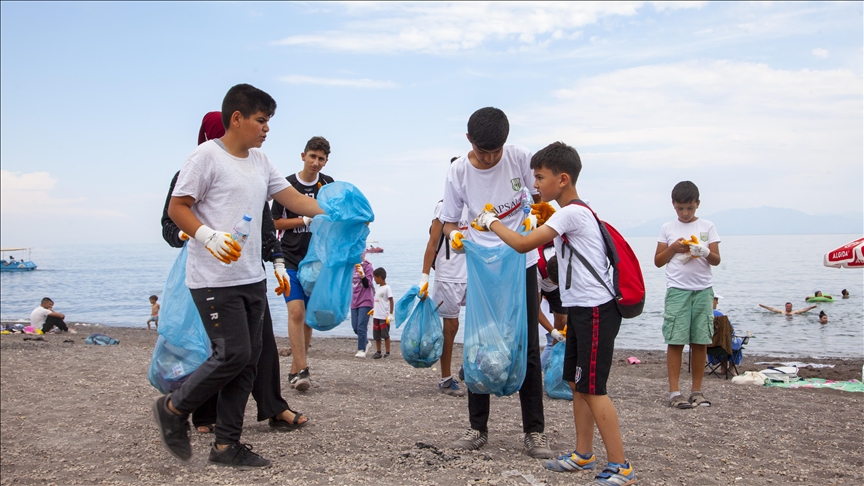 Dildaran seba balkişandinê li qeraxên Gola Wanê çop berhev kirin