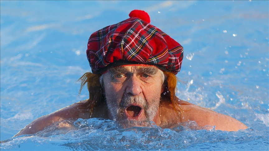 Swimmers compete in traditional Christmas race in ice-cold water in London