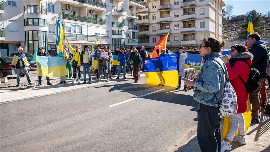 Crna Gora: Državljani Ukrajine protestovali ispred Ambasade Rusije u ...