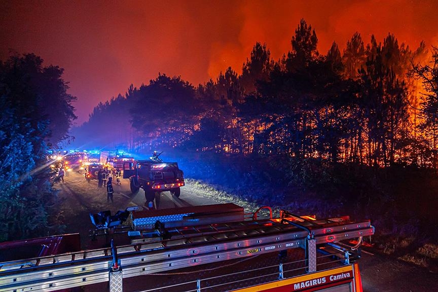 France / Incendies : tous les pompiers volontaires et professionnels ...