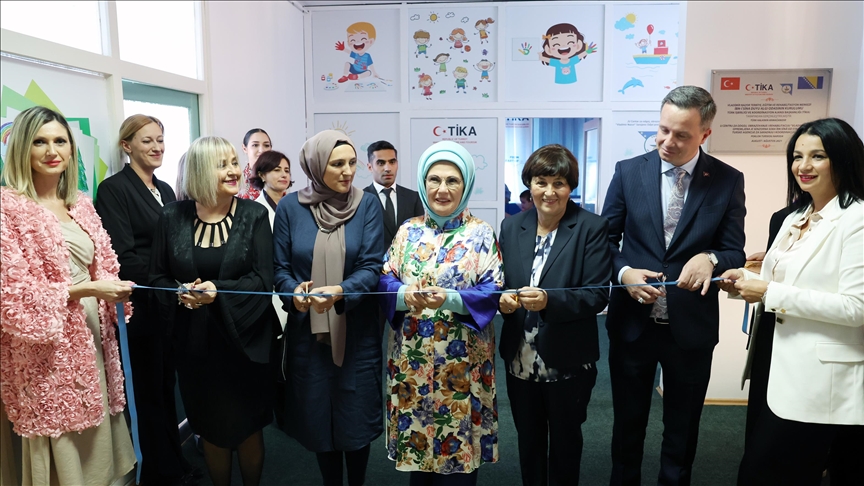BiH: Emine Erdogan posjetila Maarif škole i Centar “Vladimir Nazor“ u ...