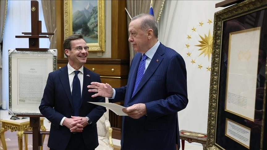 أردوغان ورئيس الوزراء السويدي يتبادلان هدايا دلالاتها تاريخية