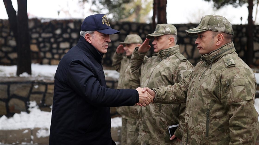 Ministar Akar u pratnji komandnog vrha turske vojske na granici s Irakom