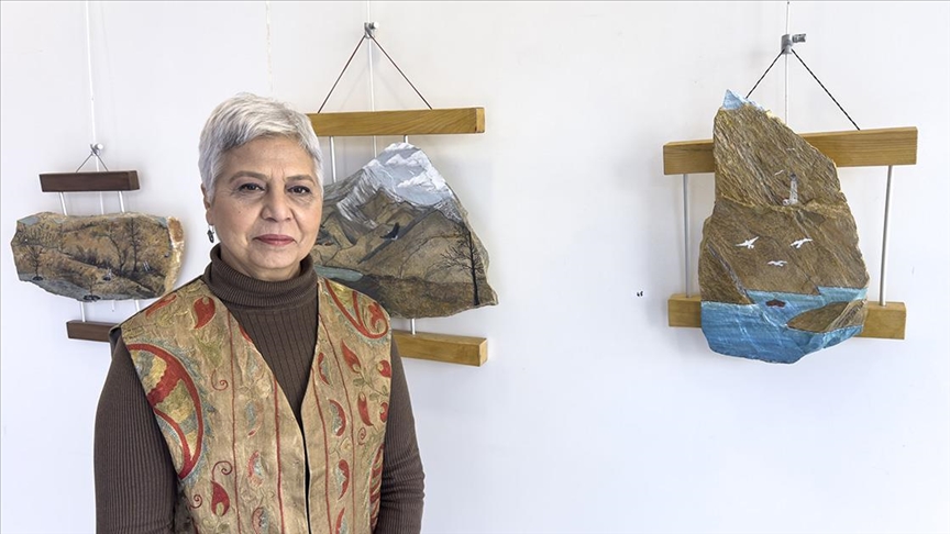 Tuval olarak kullandığı taşların hikayesini fırçasıyla tamamlıyor