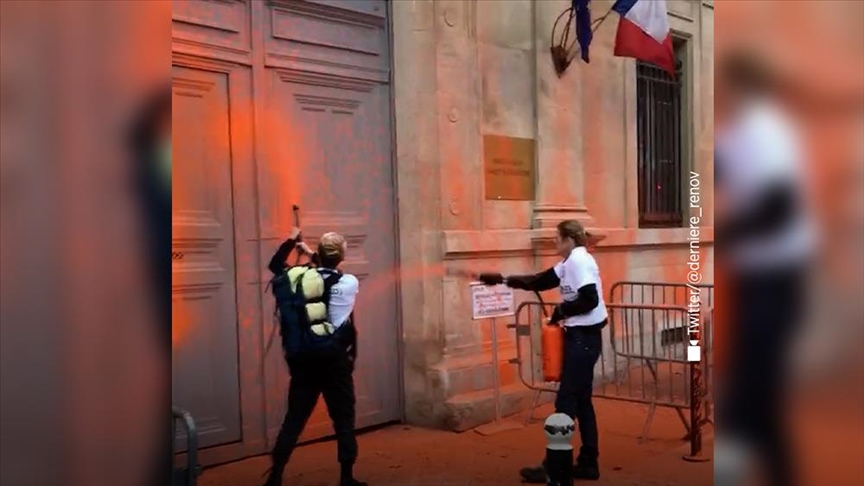Climate activists paint orange facade of French Ministry of Ecological ...