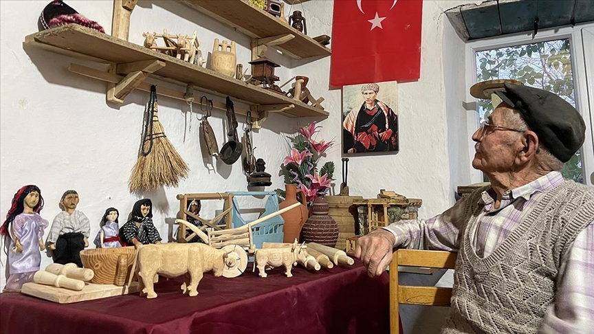 Burdur'da 90 yaşındaki Ahmet dede, eski köy hayatını ahşaba işliyor