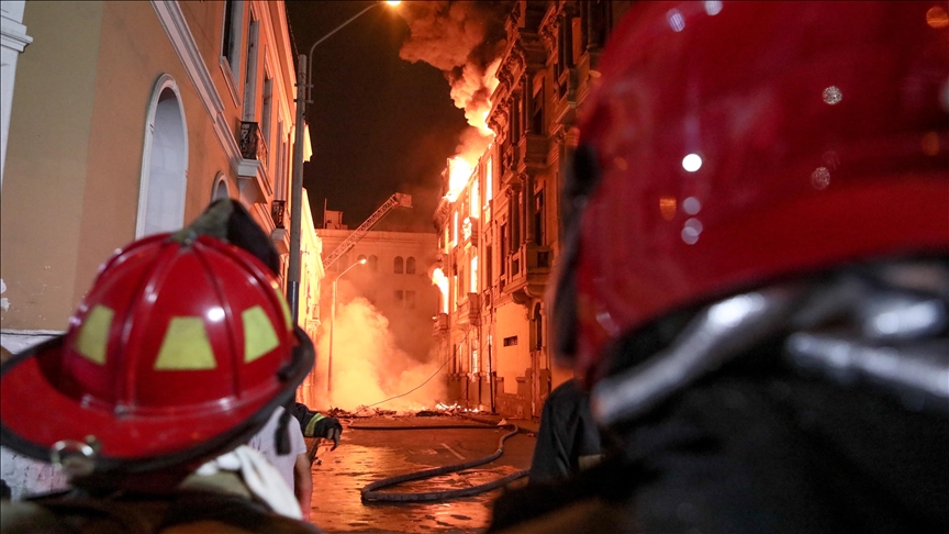 Edificio histórico se incendia durante manifestaciones en Lima, Perú