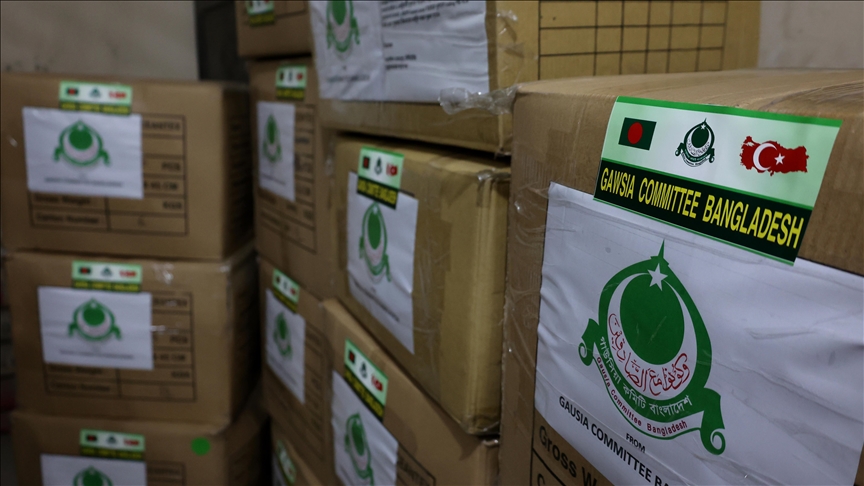 Bangladeshis continue providing relief goods to people affected by ...