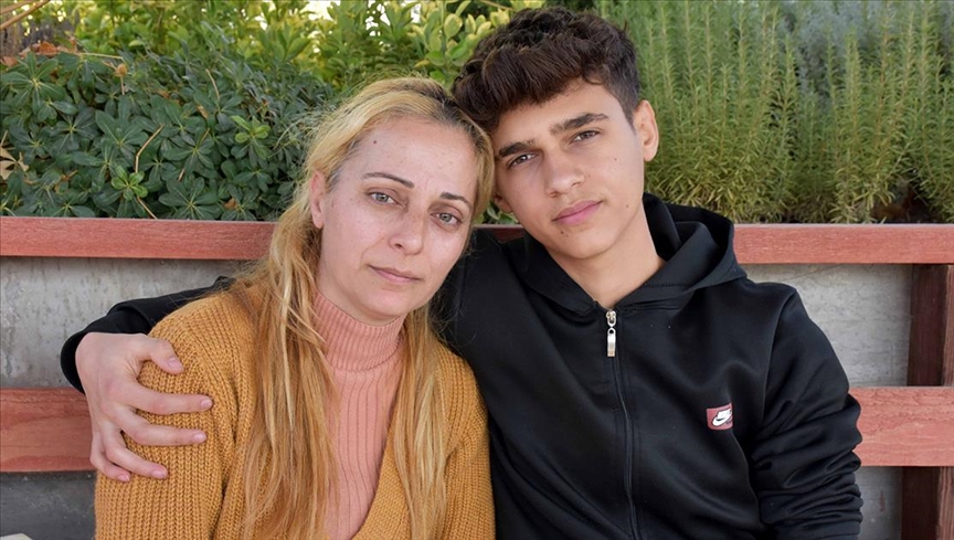 Depremzede Sibel Kanar enkazdan sürükleyerek çıkardığı oğluyla zor ...