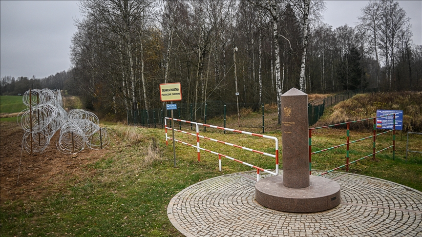 Poland begins work on electronic fence along border with Russia