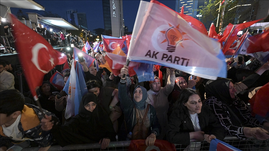 Turkiye: Građani se okupljaju pred centralom AK Partije u Ankari