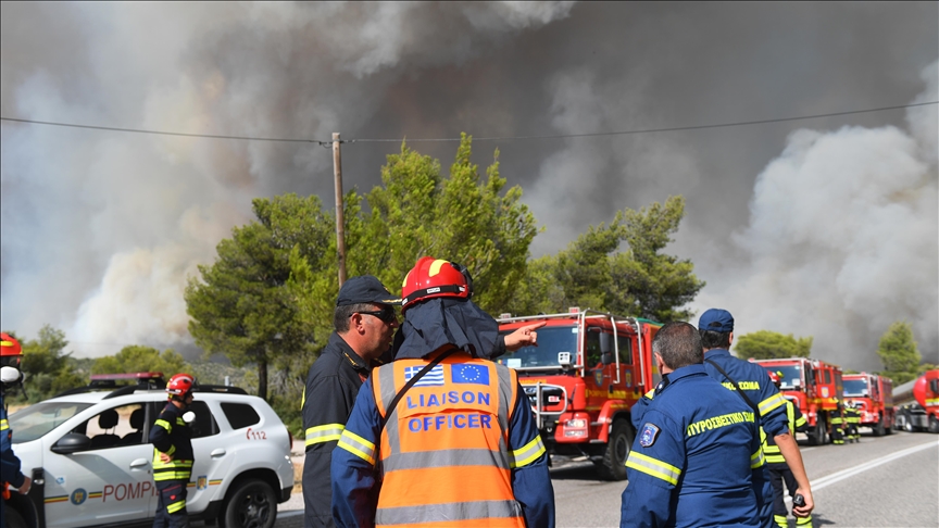 Fire in central Greece threatens major oil refinery: Report