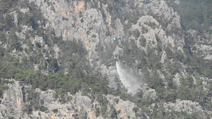 Antalya'nın Kemer ilçesindeki orman yangınına havadan ve karadan ...