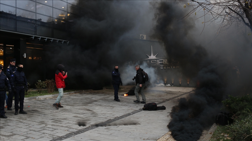 Kosovo: Demonstranti bacali dimne bombe ispred objekta u kojem je ...