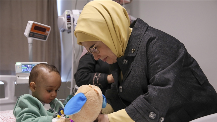Turkish first lady visits pediatric patients transferred from Gaza