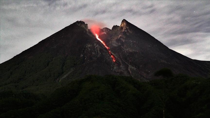 Indonezijska planina Merapi izbacuje lavu, eruptirali i drugi vulkani