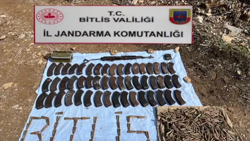 Bitlis'te PKK'lı teröristlerce araziye gizlenmiş silah ve mühimmat ele ...