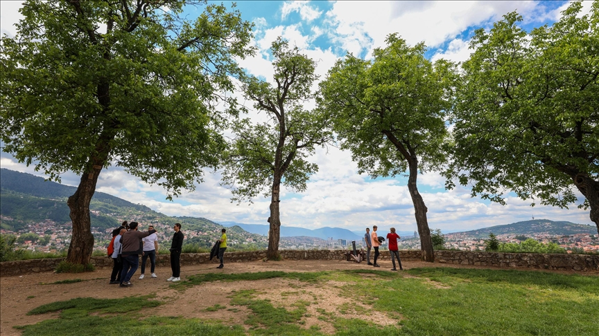 U većem dijelu BiH danas sunčano, narednih dana temperature iznad 30 ...