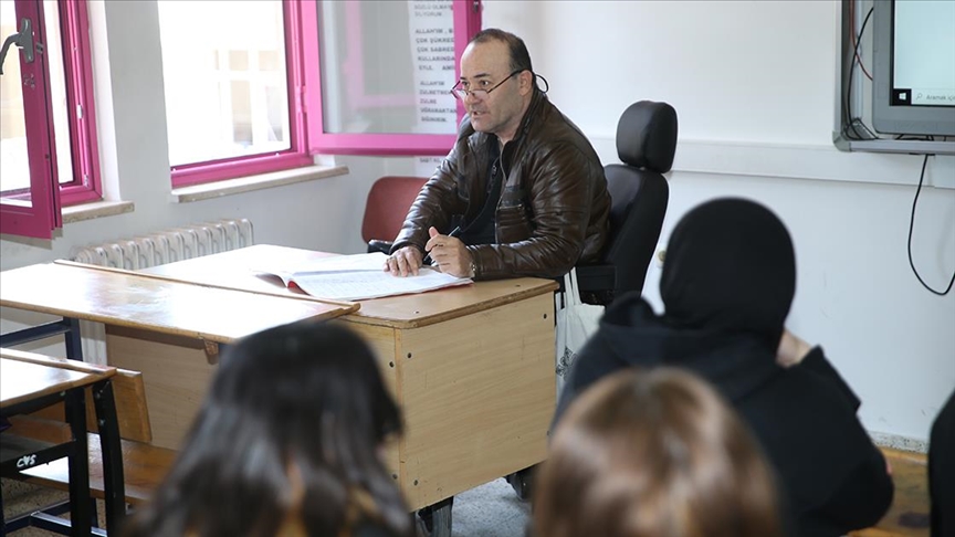 Görevine 1,5 yıl sonra dönen Bahattin öğretmen, engelini öğrencileriyle ...