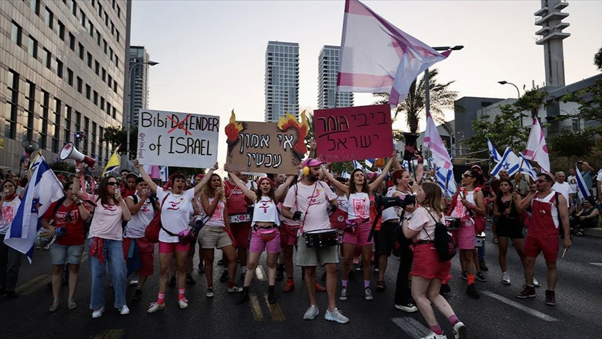 Israelis block main highway in Tel Aviv demanding prisoner swap