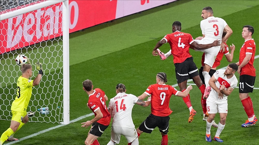 Türkiye mposht Austrinë, kalon në çerekfinale të EURO 2024
