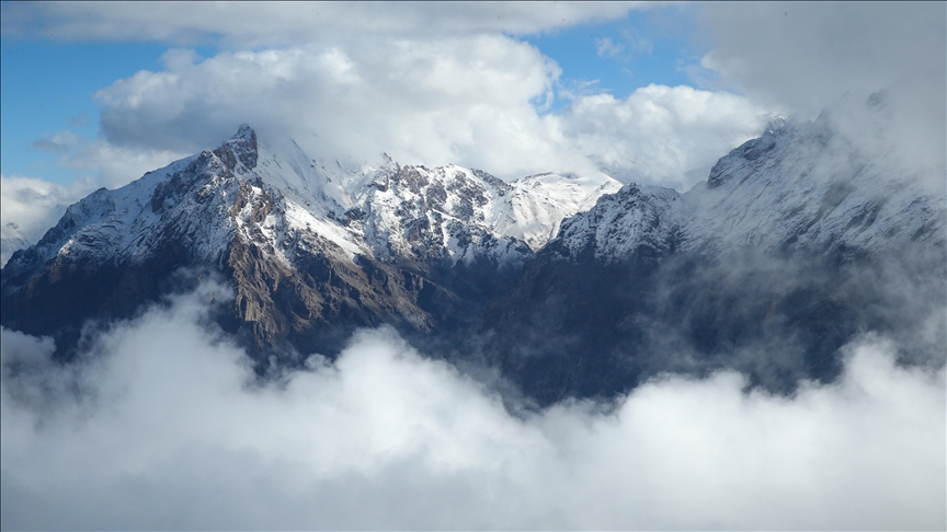 Li Hekariyê li cihên bilind berf barî